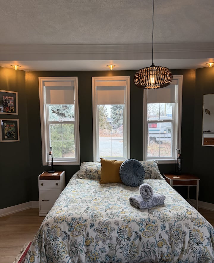 That Modern 70s Suite - Poolside Retreat - Kelowna