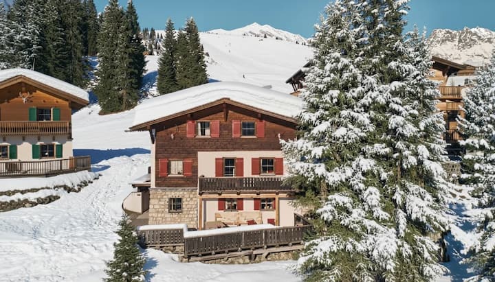 Authentic Chalet Michaelis With Ski-in/ski-out - Zürs