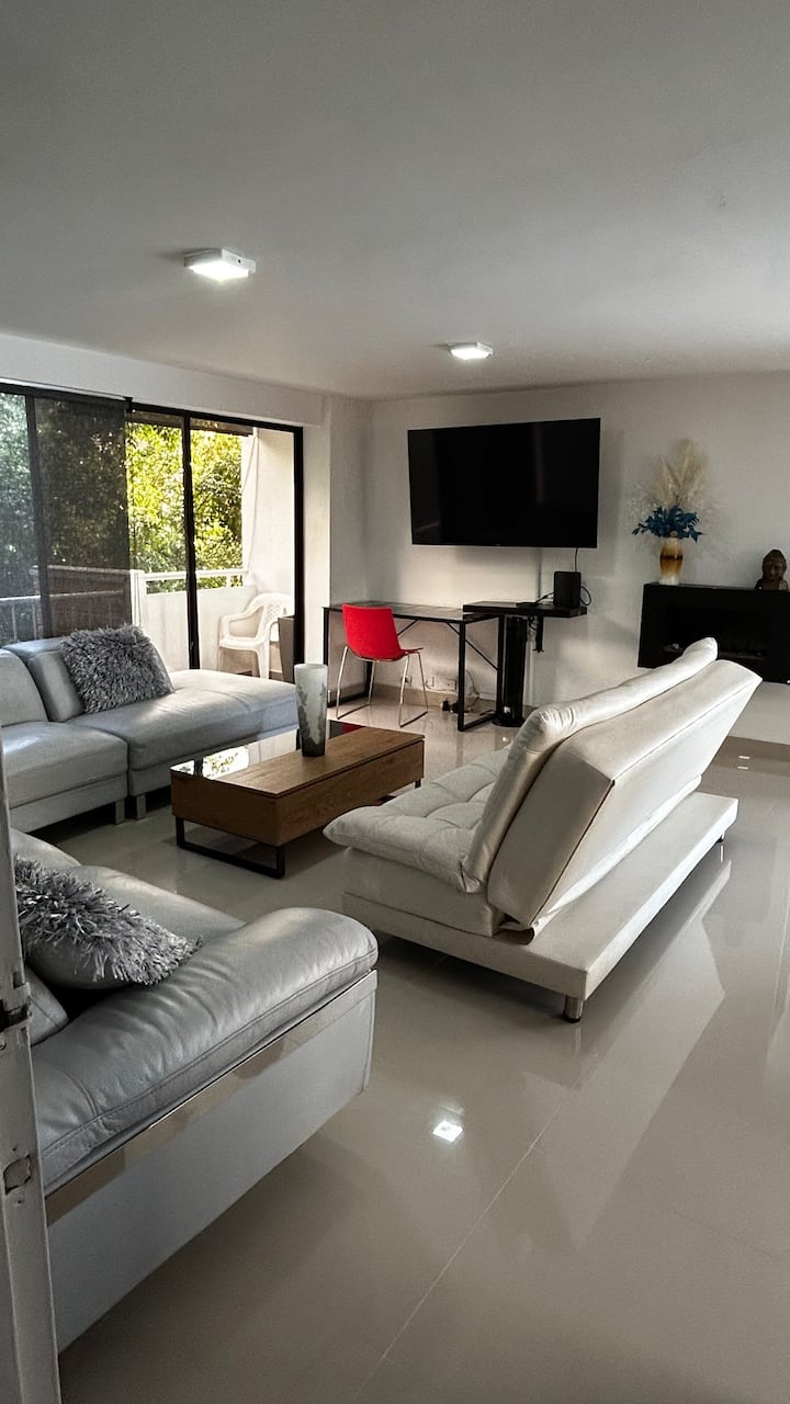 Comfortable Apartment, 2 Bedrooms, Golden Mile - Medellín