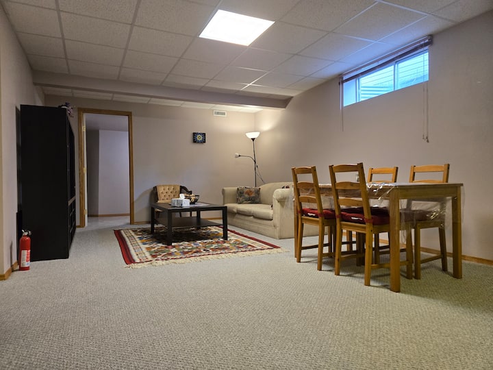 Cozy One Bedroom Basement Suite( Sleeps 5) - Calgary