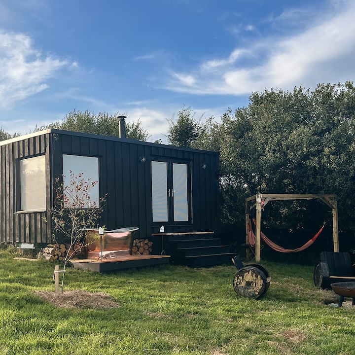 Romantic Shepherds Hut & Hot Outdoor Bath, - Wales