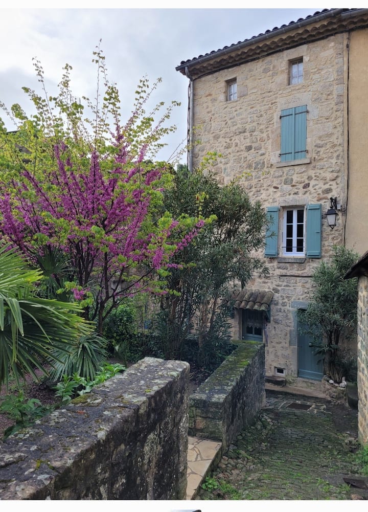 Maison De Caractère
Avec Terrasse - Joyeuse