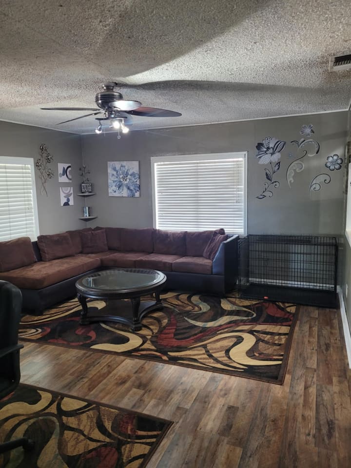 Hom4u! Pet Friendly, Fenced Yard Caverns Park23min - Carlsbad, NM