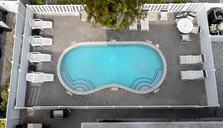 Spring At The Suites*sandy Toes*sunset Strolls*fun - Holmes Beach, FL