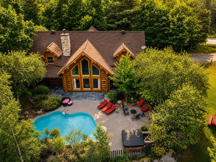 Log Cabin: Heated Pool, Hot Tub & Volleyball - Saint-Sauveur