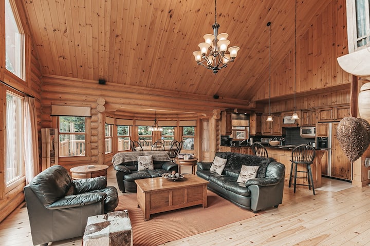 Mountain-view Cottage: Hot Tub, Sauna & Pool - Saint-Sauveur