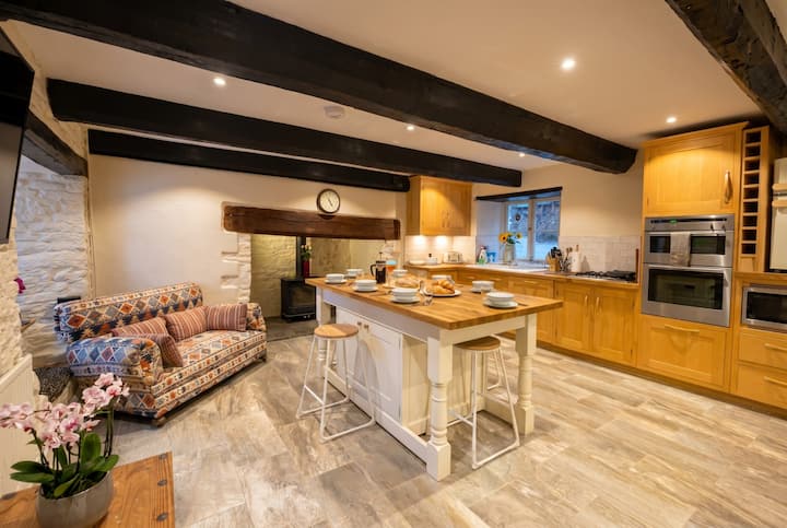 1652 Farmhouse Sleeps 15 · Hot Tub & Log Burners · Rhondda Valley - Gales