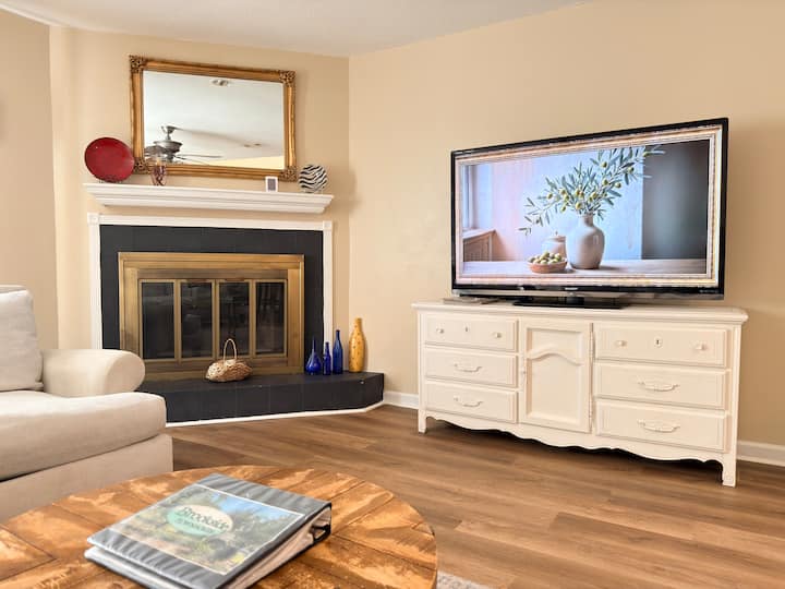 Sunny Large Two Bedroom Townhouse - Pool - Pensacola, FL