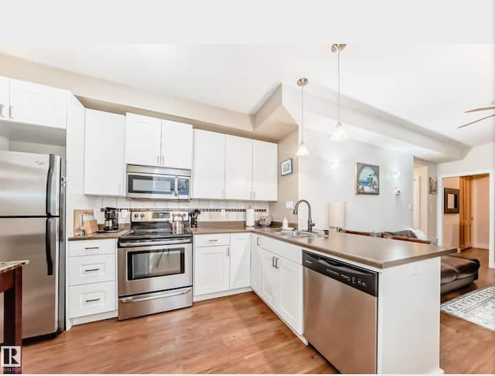 Cozy Home Away From Home-walk Downtown - St. Albert