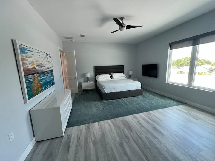 Modern 1br Near Siesta Key + Private Parking - Siesta Key, FL