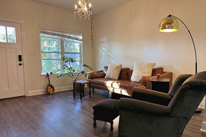 Qualls Cottage: Clean, Charming, Central Location - Pensacola, FL