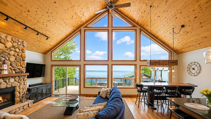 Resort-style Luxury Waterfront Cottage - Georgina