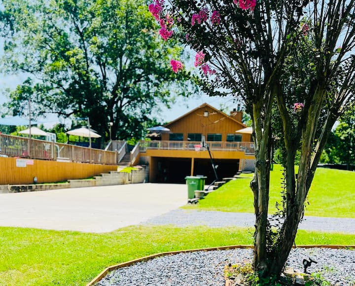 Montgomery’s Finest Private Resort-sleeps Up To 18 - Montgomery, AL