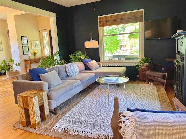 Cozy Historic Bemis Park Home - Omaha, NE