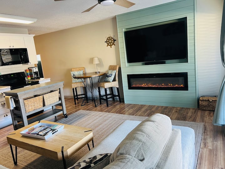 Light And Airy 1 Bedroom Condo On The Lake! - Sunrise Beach, MO