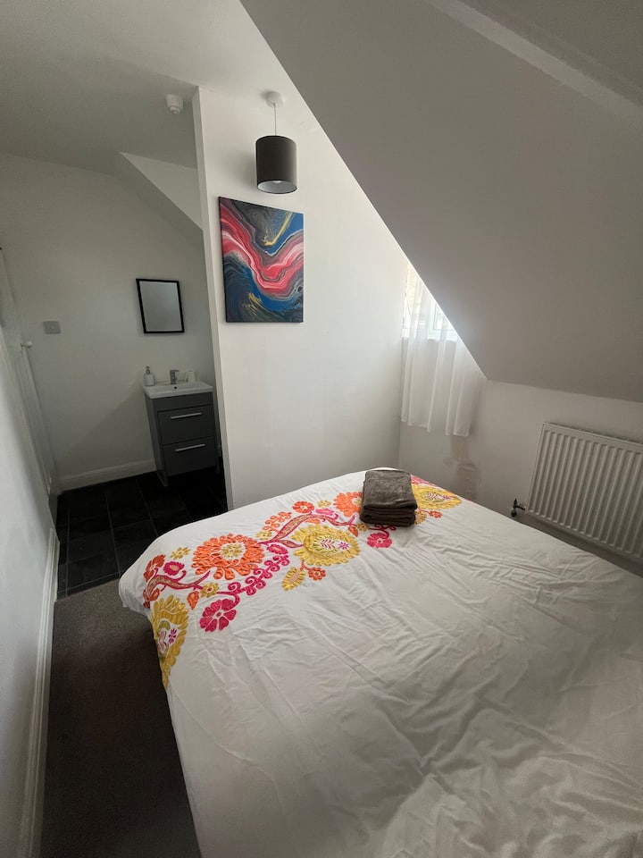Top Floor 'Flat' With En-suite, Kitchen And Lounge - Scarborough