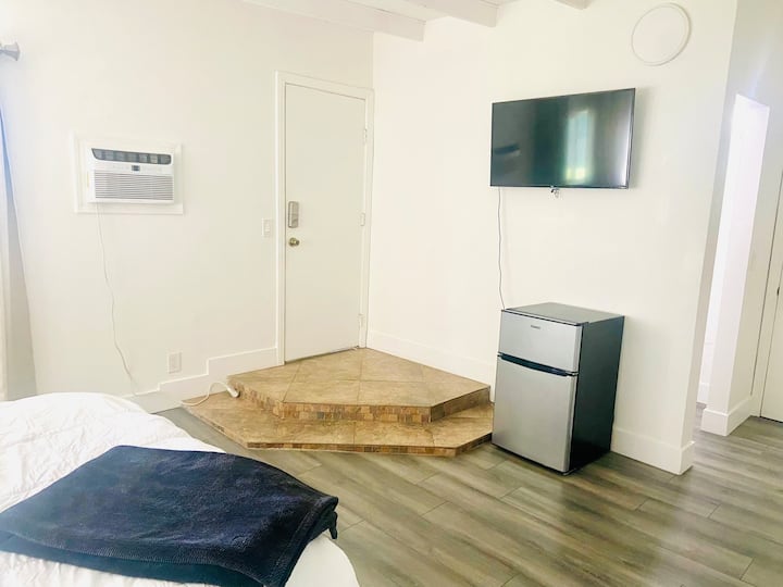 Cozy Private Bed & Bath With Private Entrance - Apple Valley, CA