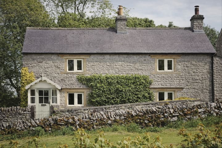 17th Century Peak District Cottage - Bakewell
