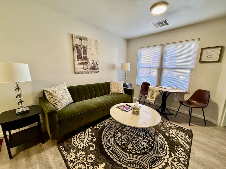 Inviting Pet Stay, Near The Zoo And Dining! - Omaha, NE