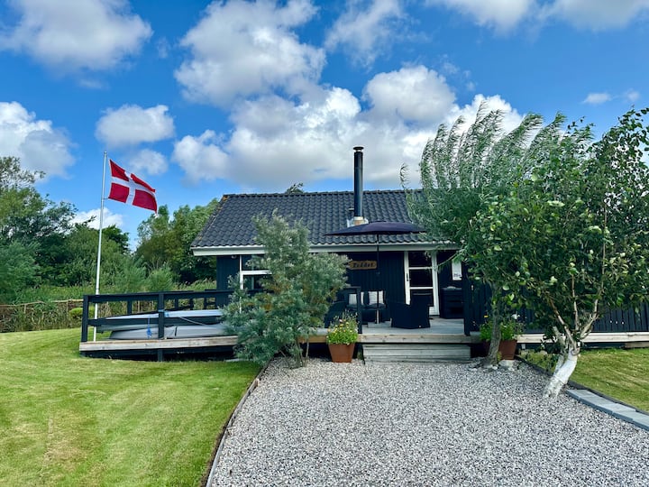 Tag På Feddet Ved Tipperne Tæt På Havet Og Fjorden - Norre Nebel