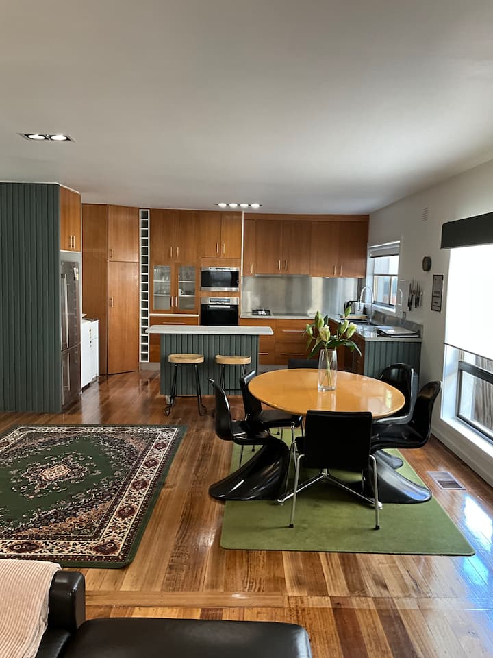 Large Family Home In Heart Of Yarraville Village - Williamstown