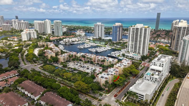 2 Bedrooms On The Yacht Club Way - Aventura, FL