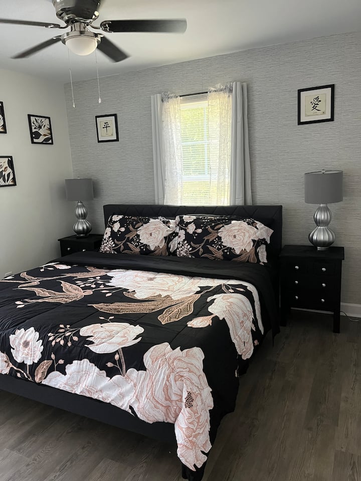Pet Friendly + Fenced In Yard 10 Min To Dt Raleigh - Raleigh, NC