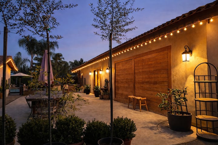 Charming Hillside Escape - Corona