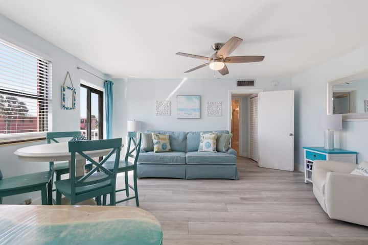 Modern Beauty By The Beach Gulf View Balcony &Pool - St. Pete Beach, FL