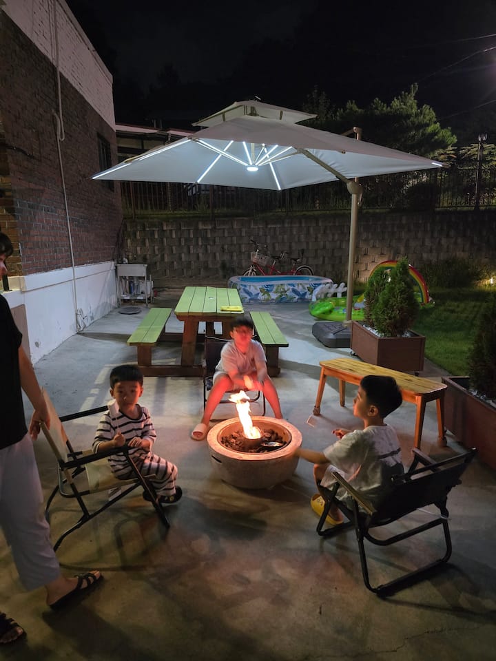 강릉 마당집 (140평 독채, 아이동반, 불멍, 연곡해변 3분) 마당어메니티제공 - Gangneung-si