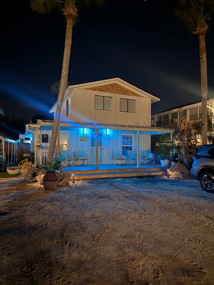 Beautifully Remodeled Home Steps Away From The Beach! - ジャクソンビル・ビーチ, FL