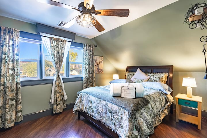 Grnhouse Haven Blooming Heart, Shared Bathrm, Pets - St. George, USA