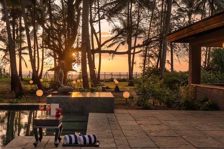 Bay Watch | 3br Beachfront Villa, Pool & Bonfire - Palghar