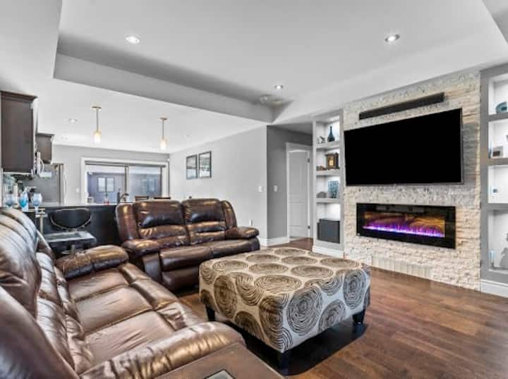 Modern East Windsor Home, 3 Bdrm & 3 Full Bath - Windsor