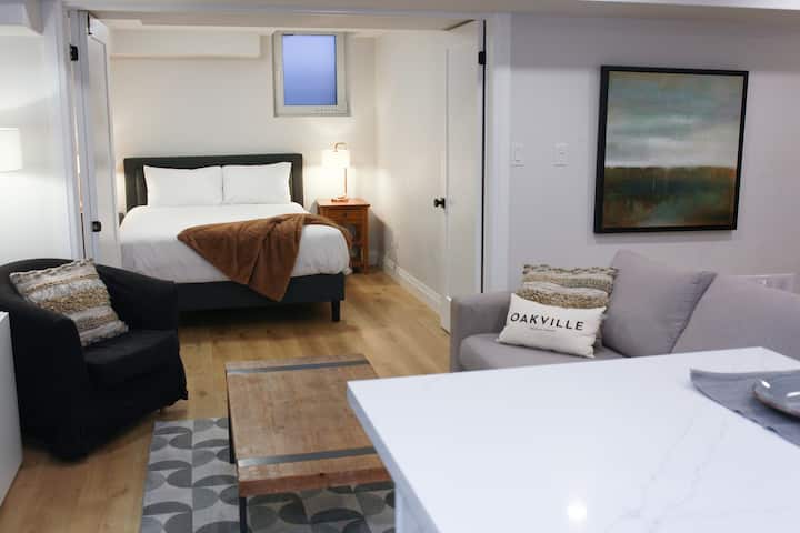 Private Executive 2br, Patio, Lake, Trails - Burlington