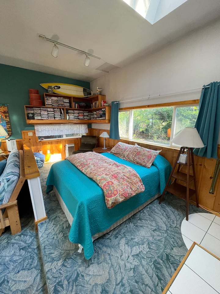 Cozy Coastal Yachats Cabin On 101 - Yachats, OR