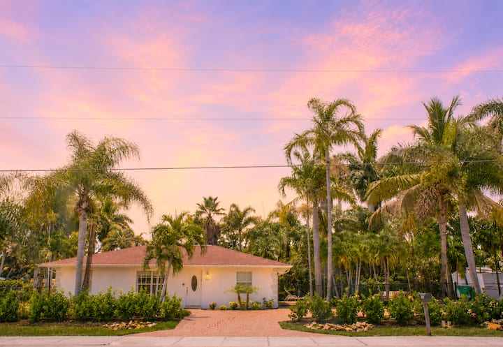 “Estey Oasis” Heated Pool! Near Beach & 5th Ave. - Naples, FL