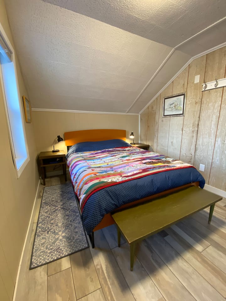 Cozy Room In “Quirky” Home - North Dakota
