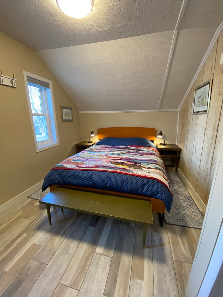 Cozy Room In “Quirky” Home - North Dakota