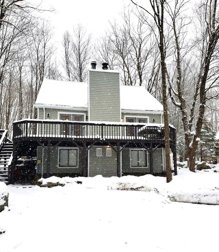 Poconos Mountain Winter Escape - Lake Ariel, PA