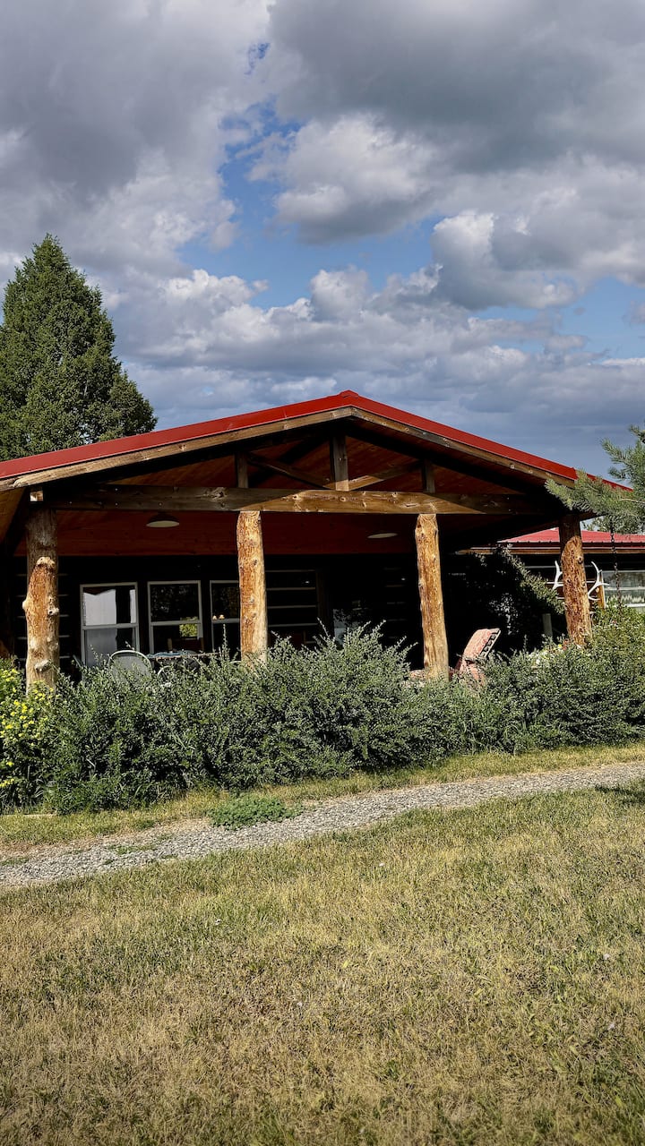 Settlers Cabin On Cottonwood Creek - Rustic Luxury - Montana