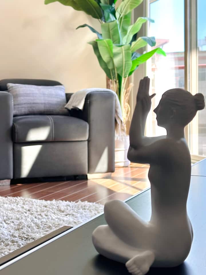 Top Floor W/ Views + Hot Tub, Sauna & Pool - Peachland