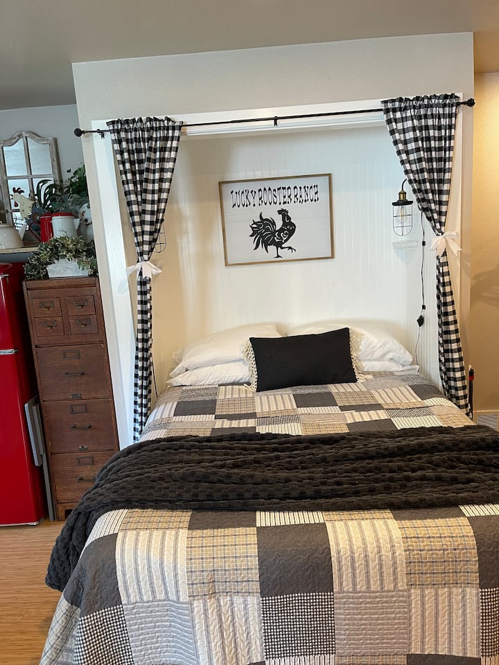 Lucky Rooster Ranch Guest Suite - Crescent City, CA