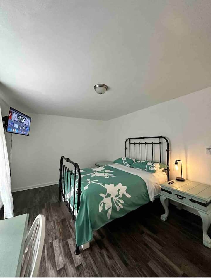 Sea-clusion 7 Cozy Apartment Across From The Beach - Norfolk, VA