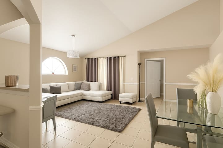 Excellent Location! Cheerful Home Close To Disney - Kissimmee, FL