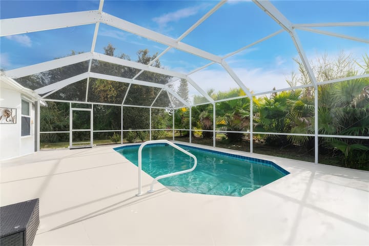 Charming Florida Getaway 3bdr Home With A Pool - リトル・ガスパリーラ島, FL