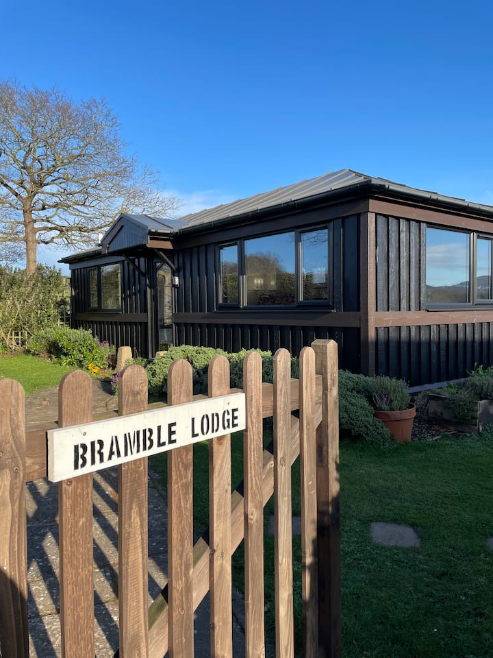 Bramble Lodge  Charming Cosy Lodge, Private Garden - Gloucestershire