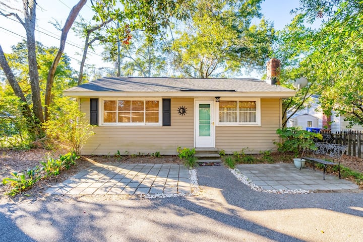 Quirky Cute Ji Cottage - Close To Folly & Downtown - Charleston, SC