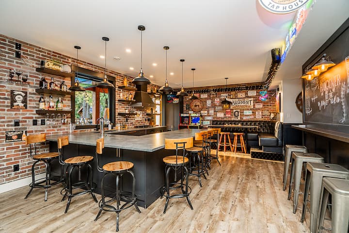 Super Unique! Private Pub / Hot Tub / Pool / Farm! - Langley