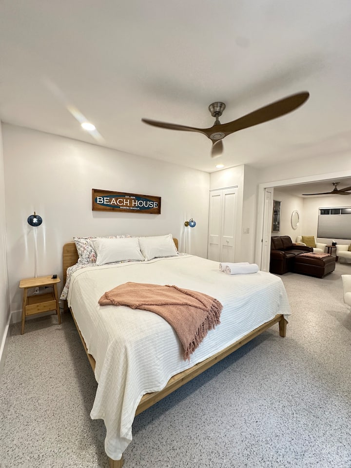 Walk To Beach Restaurants & Coffee Shops - Madeira Beach, FL